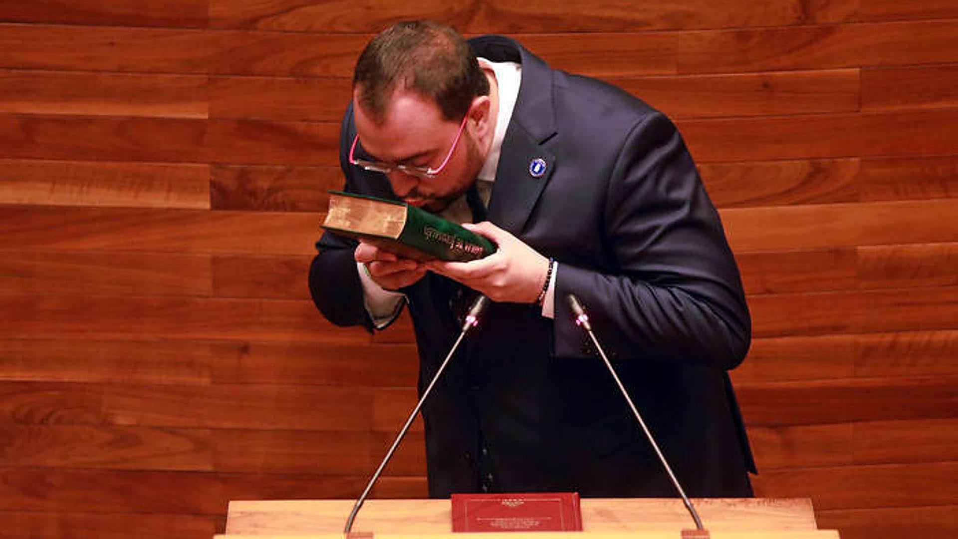 Pleno de contitución de la Junta General: Barbón, sobre su beso a la ...