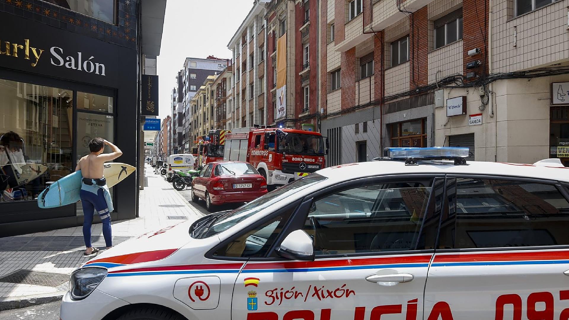Policía y bomberos evitan un suicidio en la calle Caveda | El Comercio ...