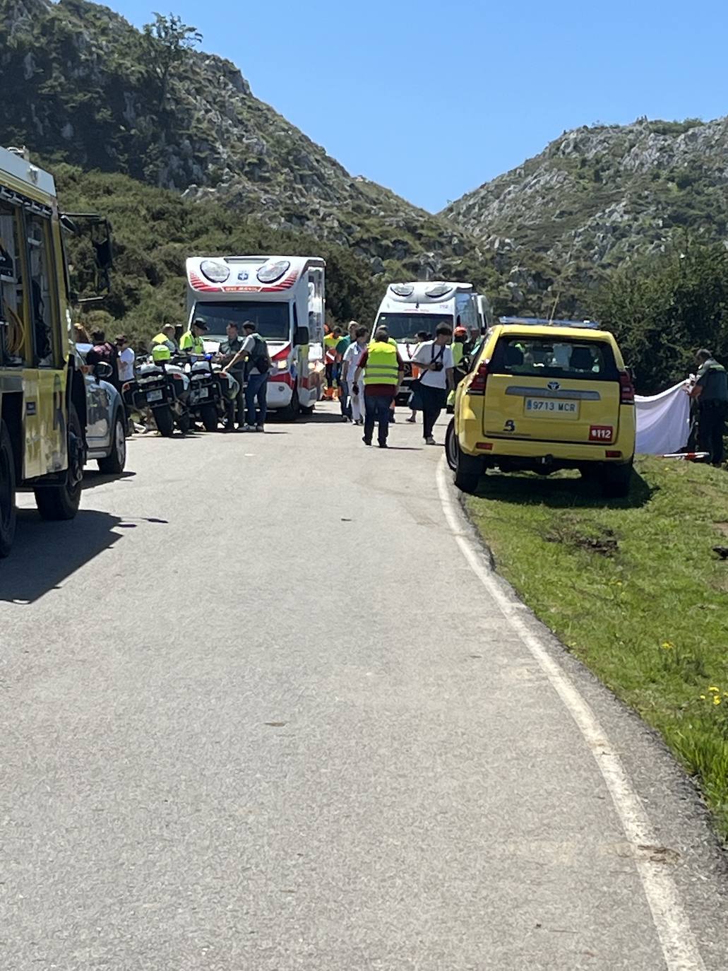 Un autobús con 49 personas se despeña al subir a los Lagos de Covadonga ...