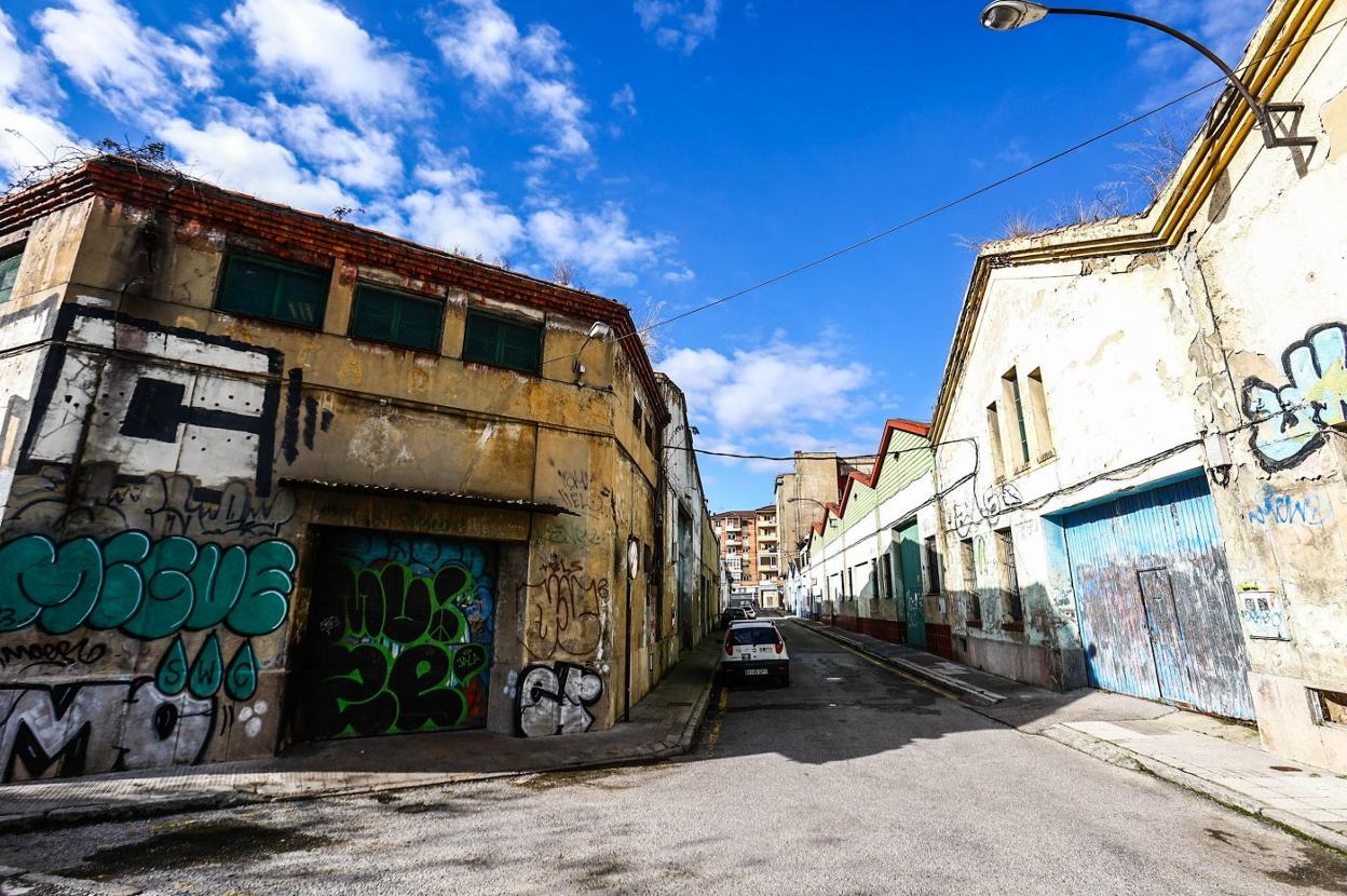 Ciudad Naranco urge derribar los edificios okupados en Almacenes ...