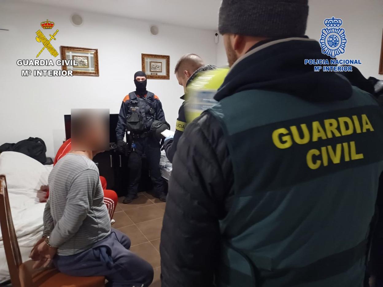 Tres detenidos en Barcelona por robos en viviendas de la zona rural y Villaviciosa | El Comercio ...