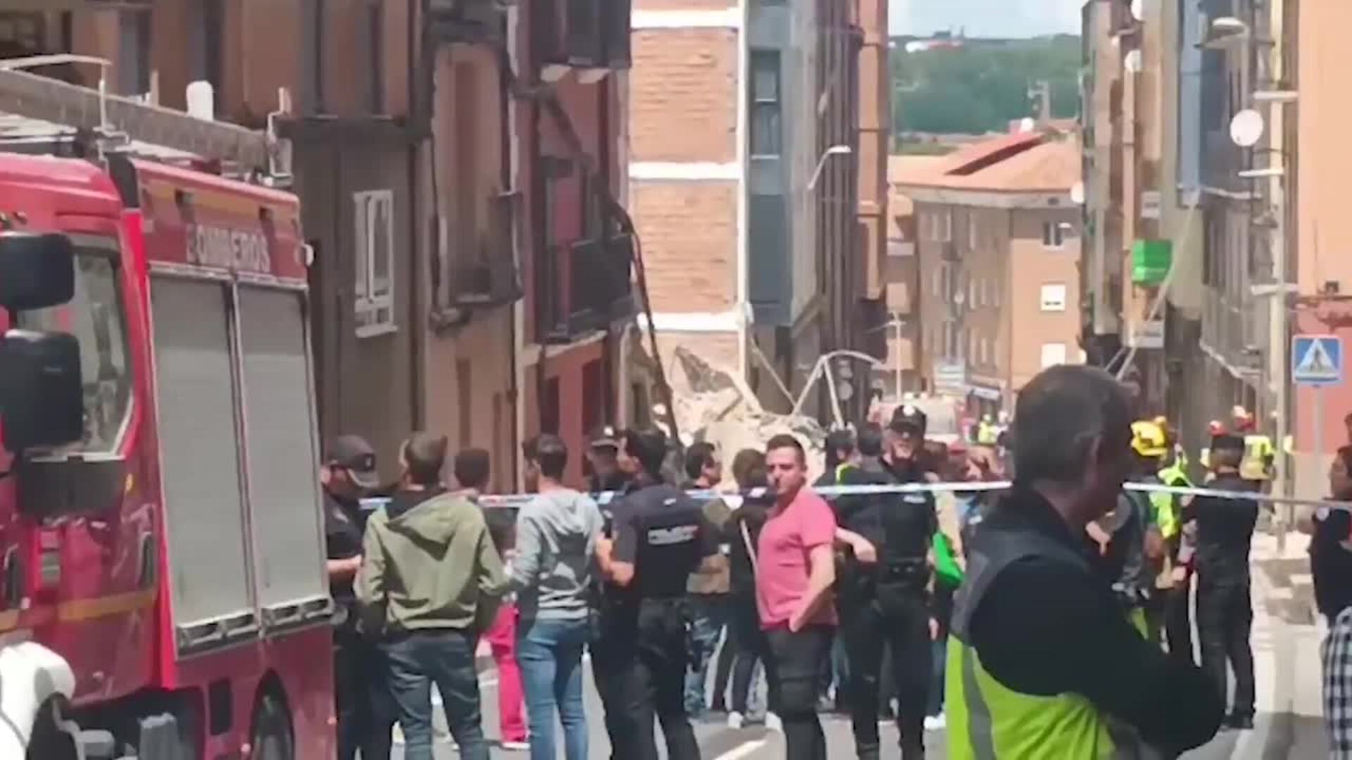 Un edificio de cinco plantas y 21 viviendas se derrumba en Teruel, sin ...