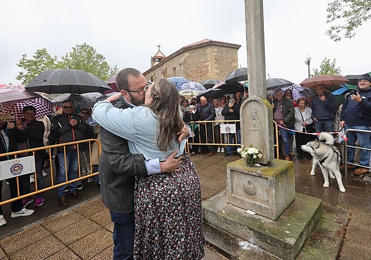 Setenta besos para cumplir con una tradición centenaria en Avilés | El ...