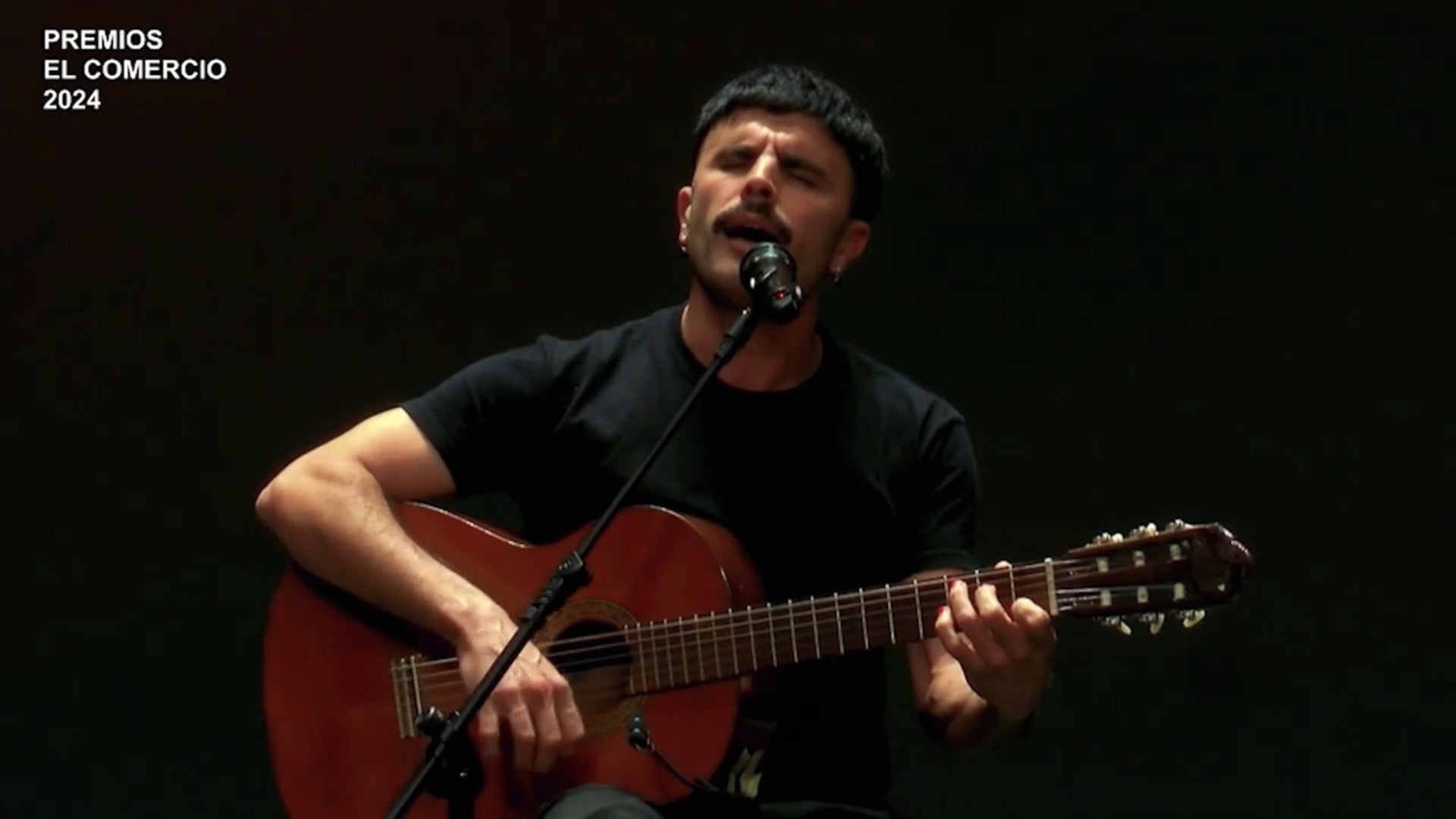 Rodrigo Cuevas canta 'Allá arribita', la canción favorita de su madre ...