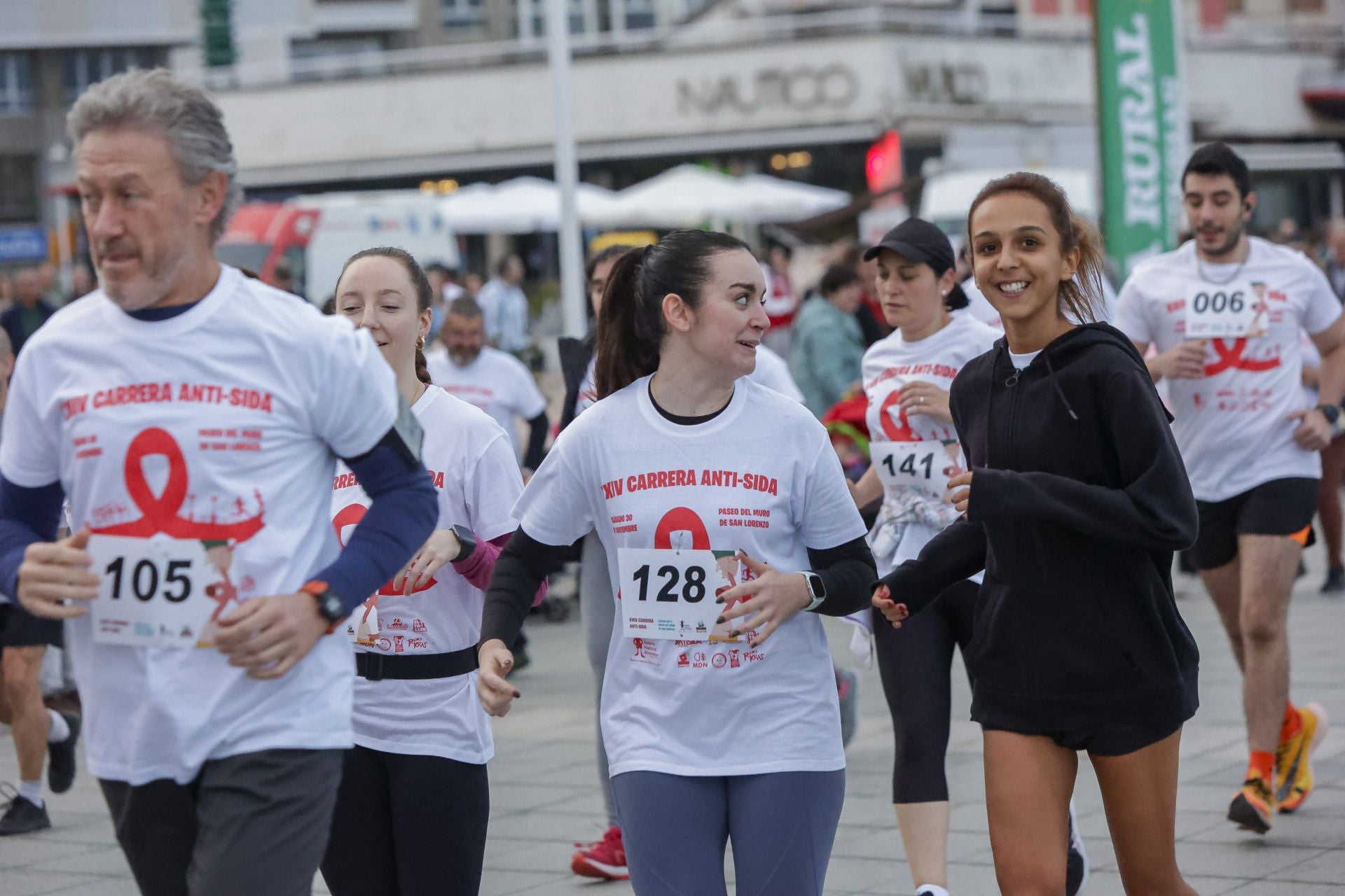 Zancadas de solidaridad: las imágenes de la carrera anti-sida en Gijón ...