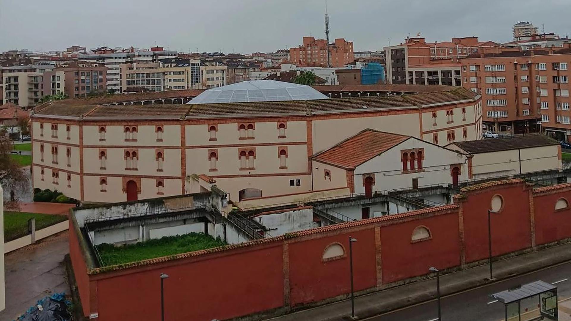 La cúpula del Gijón Arena ya asoma en la plaza de toros | El Comercio ...