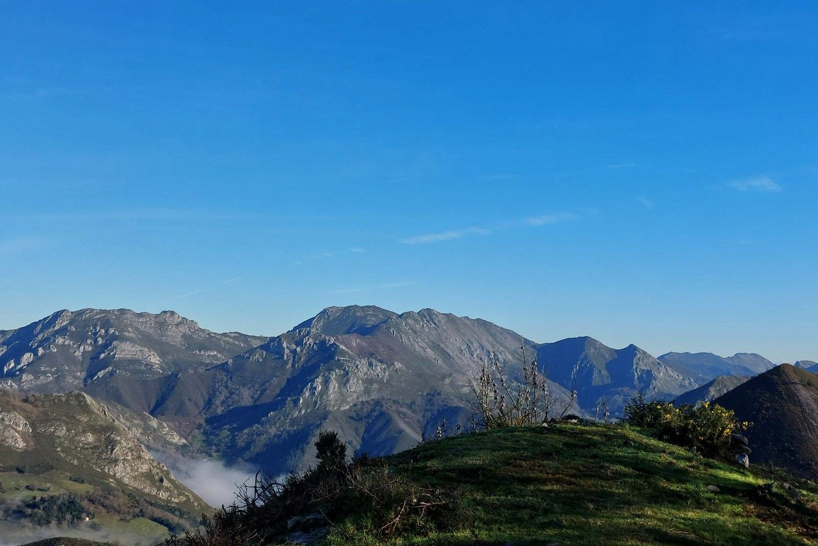 Por la ruta de Favila hasta el picu L'Arbolín: un recorrido con ...