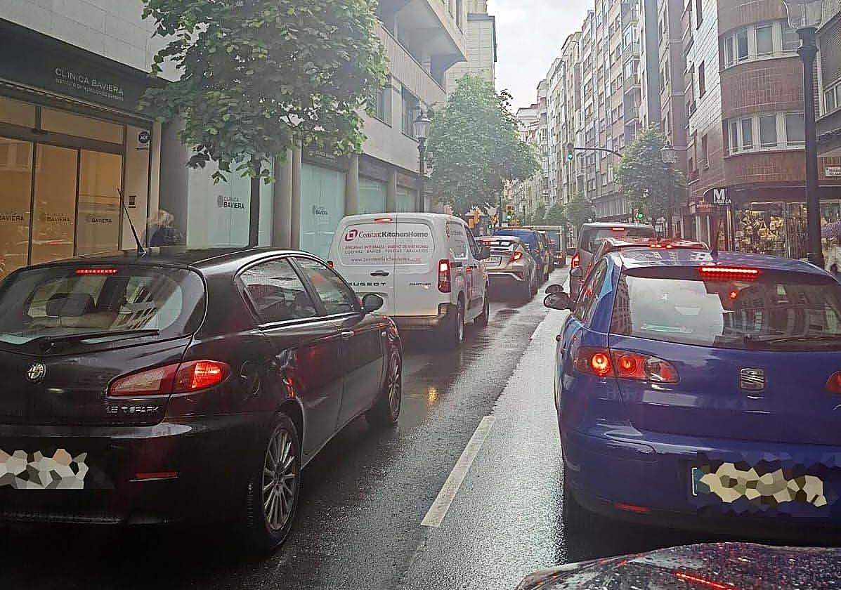 Mañana de atascos en Gijón en la segunda jornada de pruebas en el ...