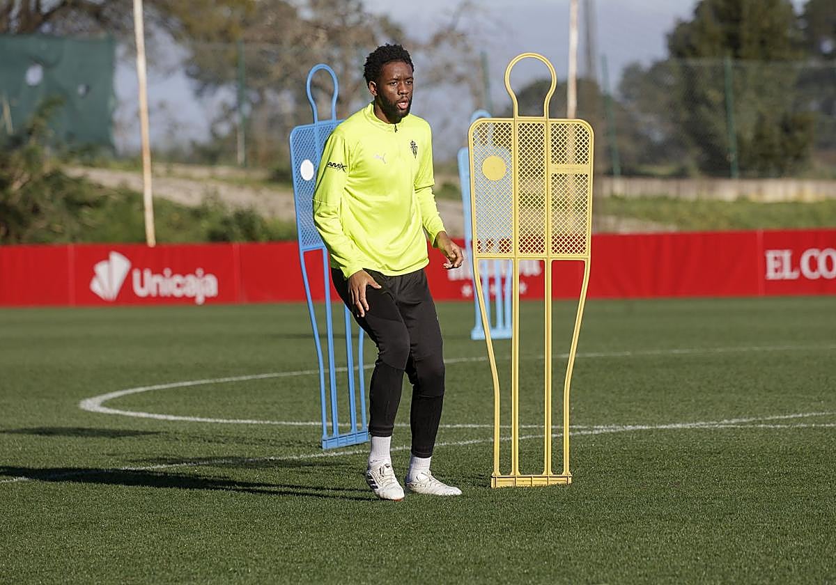 Kembo se queda: el central seguirá en la primera plantilla del Sporting ...