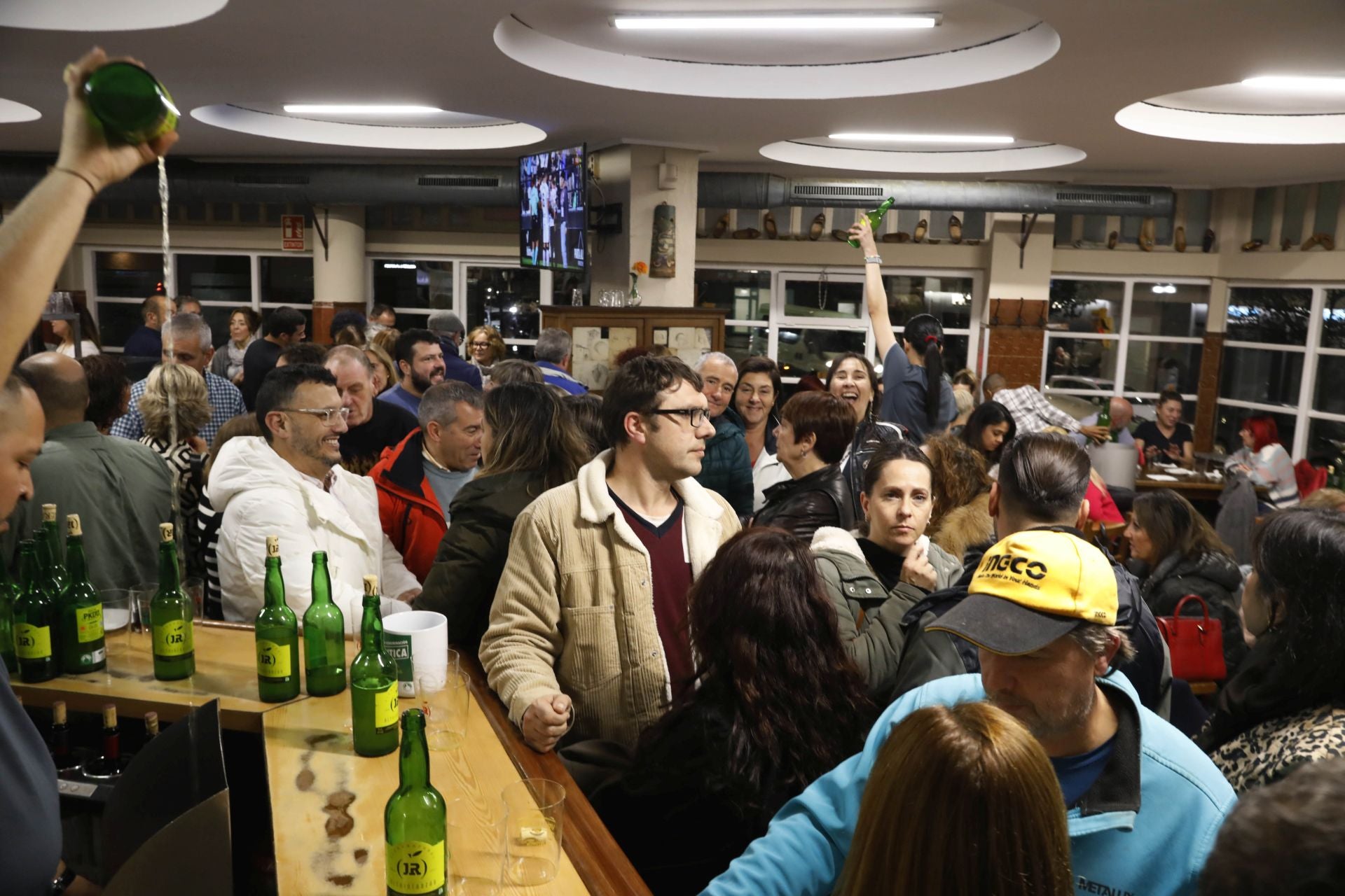 Lleno total en la reapertura de la sidrería Chaflán de Gijón | El ...