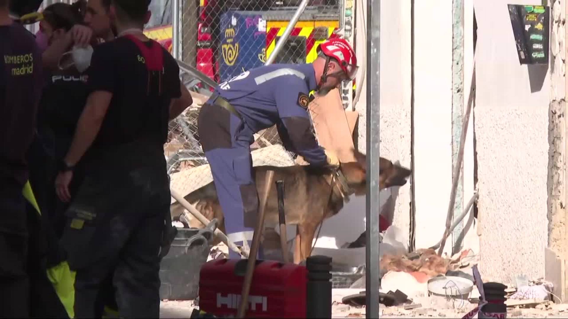 Hallan el cuerpo sin vida de un hombre bajo los escombros de la explosión en un bar en Vallecas ...