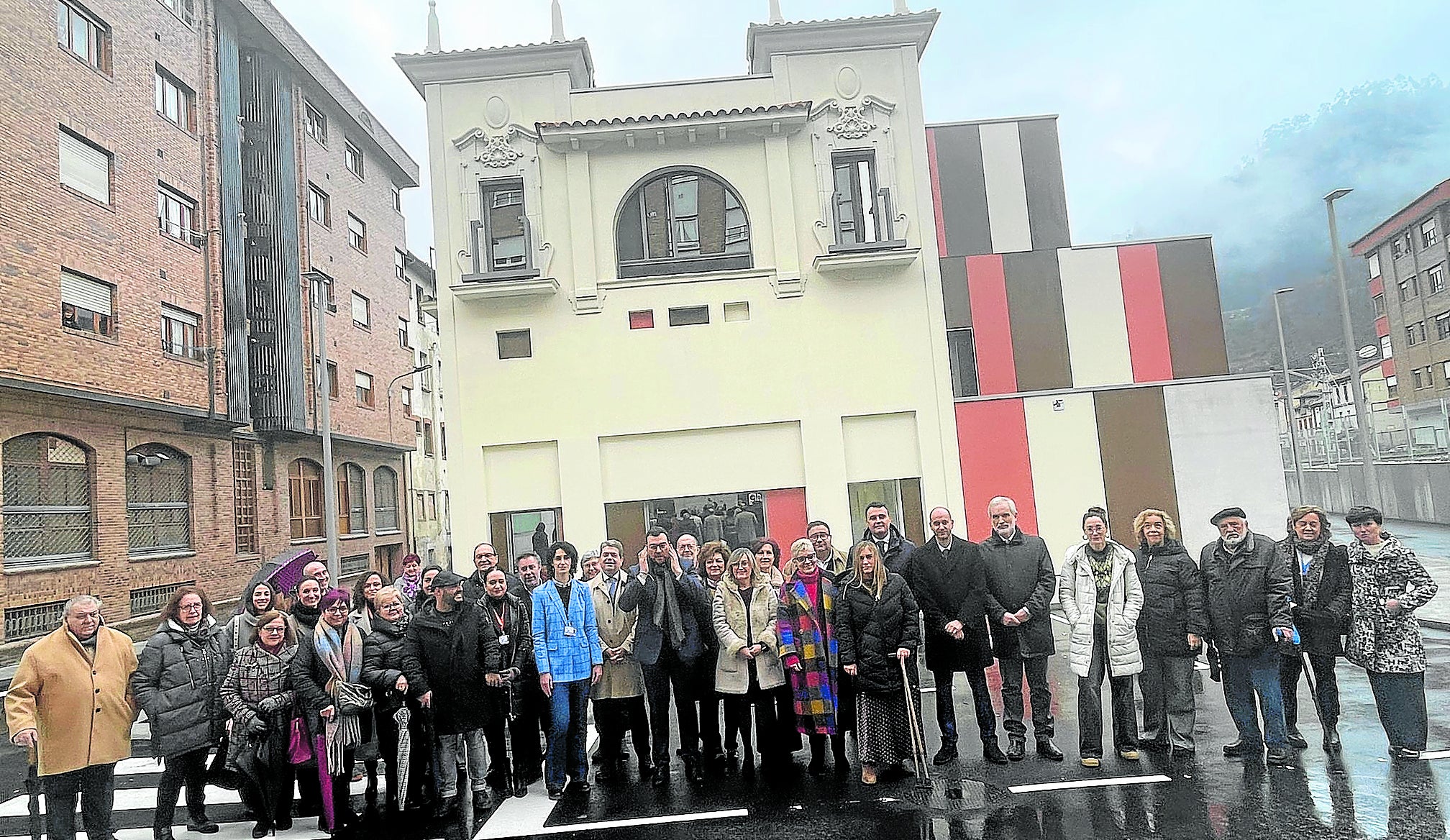 El centro de salud de Sotrondio, «que es como un pequeño hospital ...