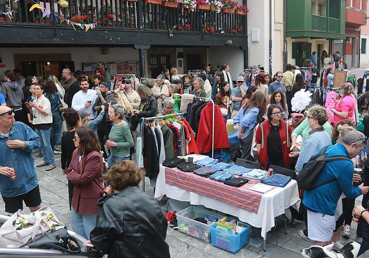 El mercadillo de primavera de Cimavilla, en Gijón: desde ropa hasta un ...
