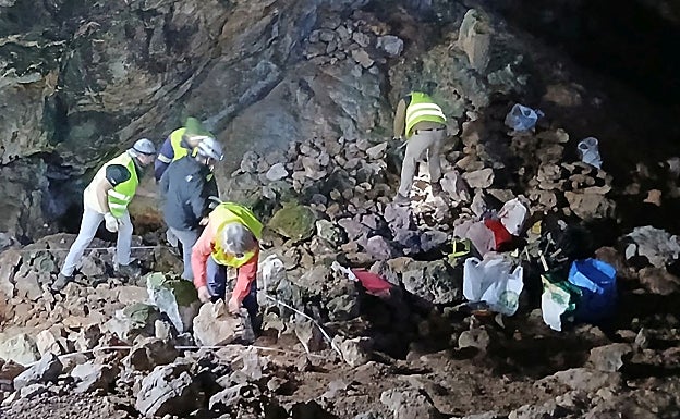 Armas de hace más de 2.000 años emergen de las profundidades de La ...