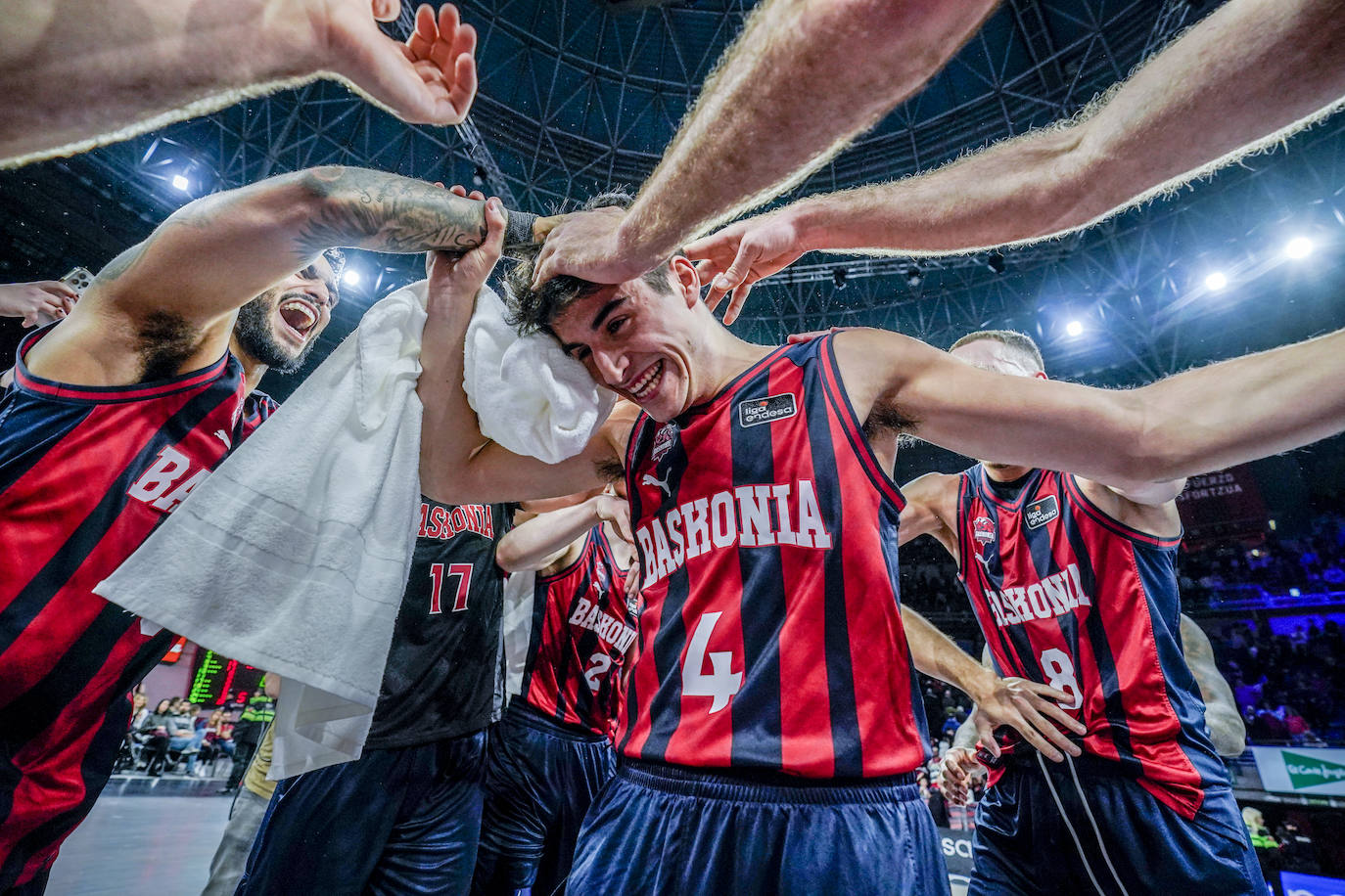 Joseba Querejeta debuta y remata con su canasta la bacanal ofensiva del ...