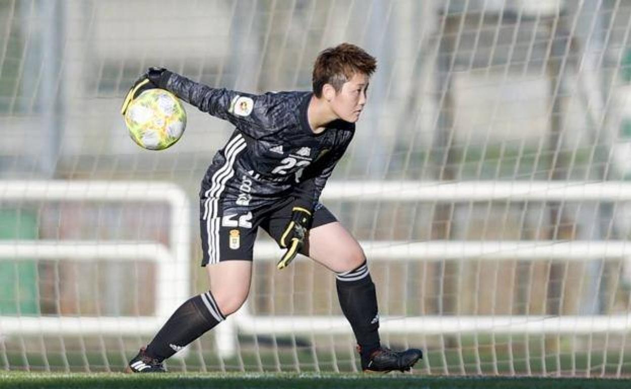 Vete! ¡Fuera! ¡Corona!». Una futbolista japonesa del Oviedo denuncia ...