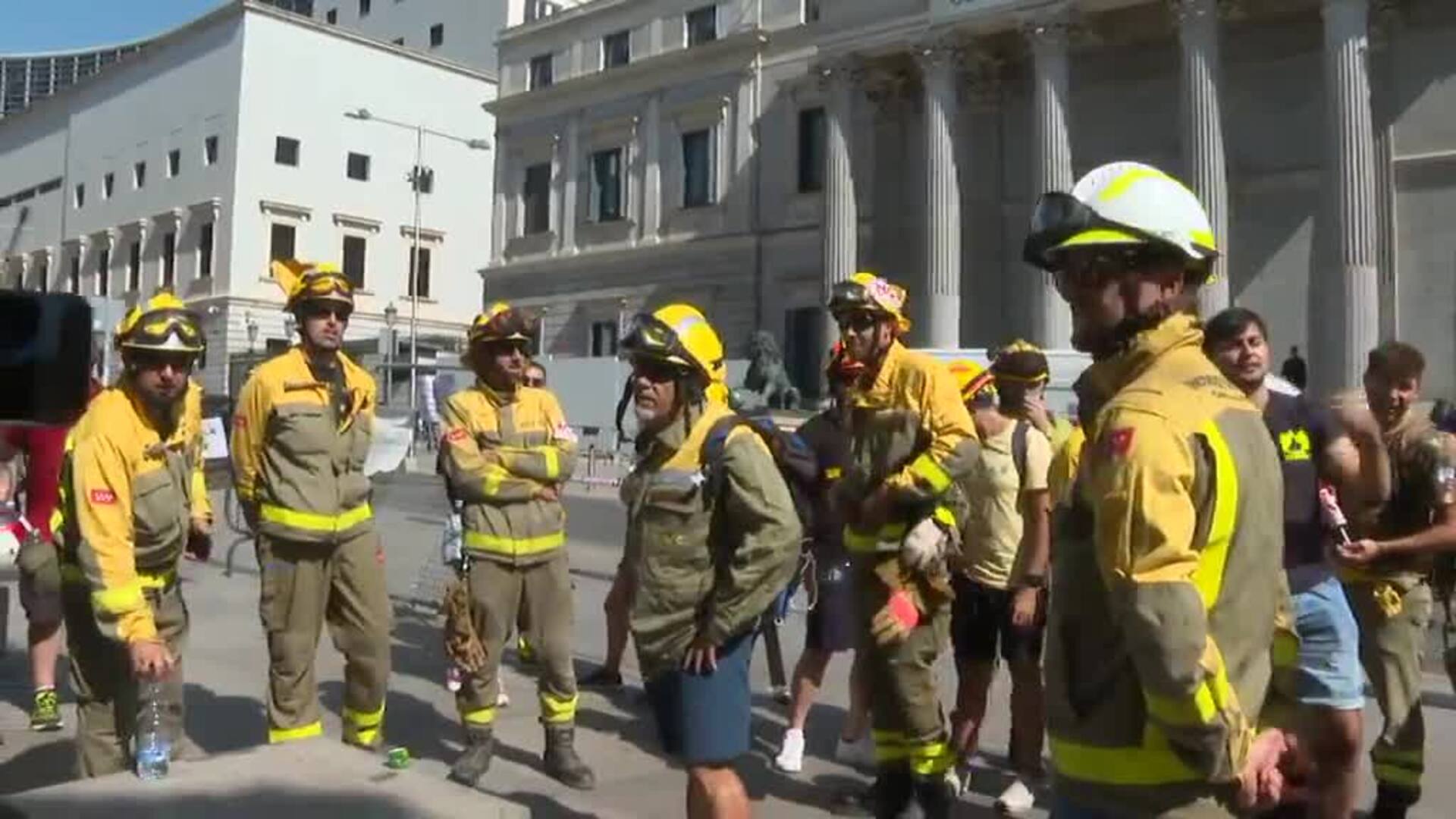 Los Bomberos forestales piden mejores condiciones de trabajo delante del Congreso | El Correo