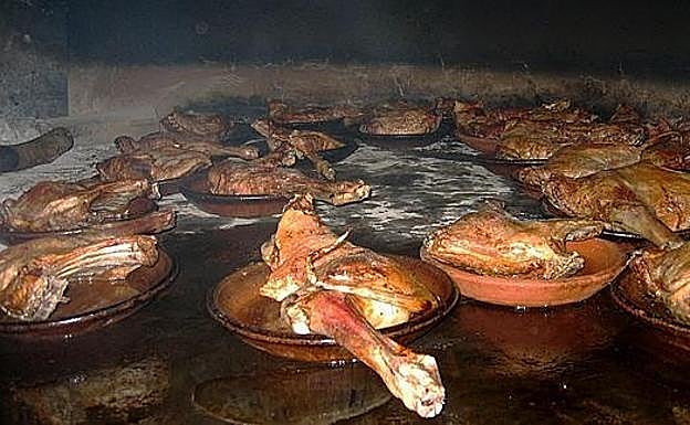 El lechazo es el rey en Asados Nazareno, en Roa de Duero | El Correo