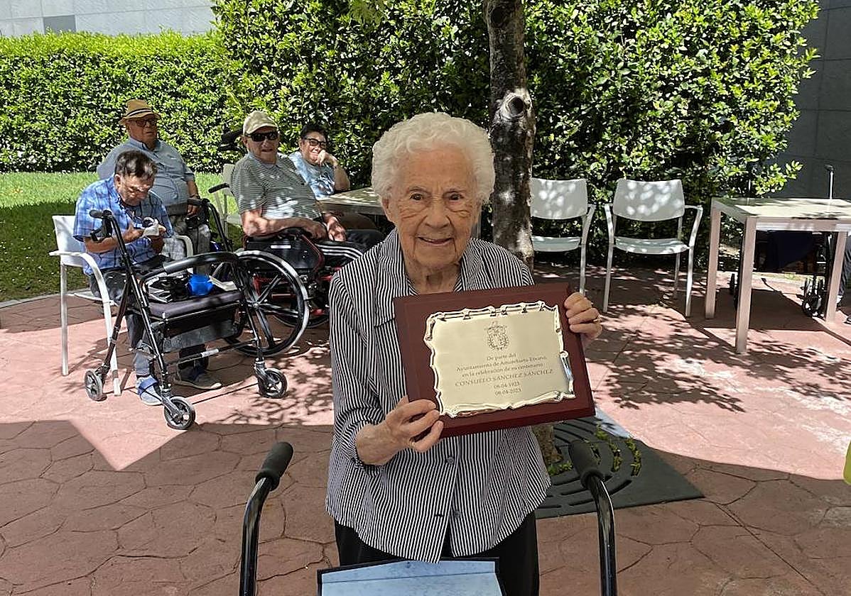 La centenaria Consuelo Sánchez recibe un homenaje en Amorebieta | El Correo