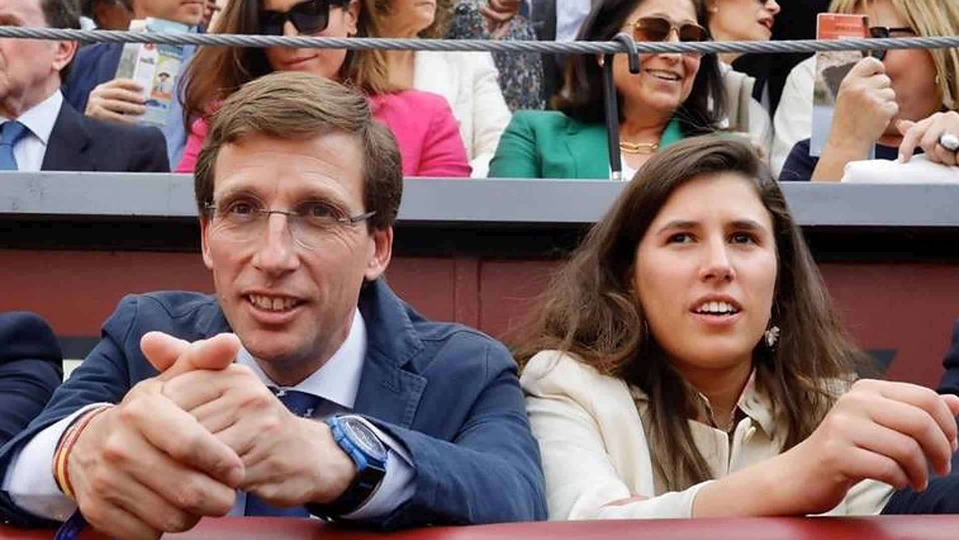 Almeida va a los toros con su nueva novia, 22 años más joven que él ...