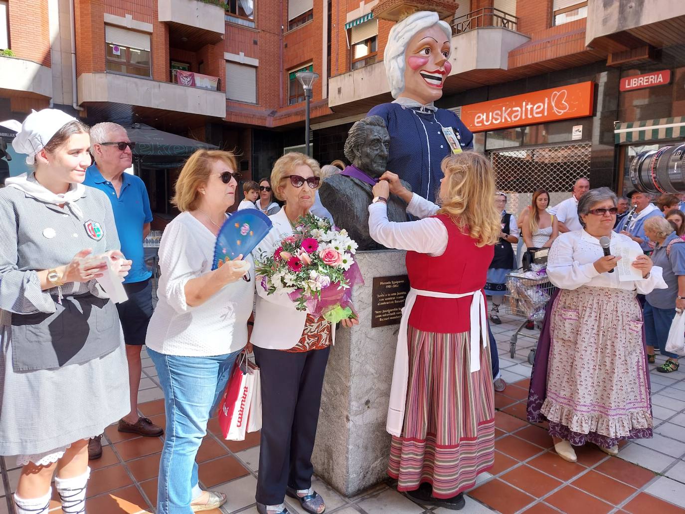 Ofrenda floral a Eskarabilera y Manuela Egiguren en las fiestas de ...