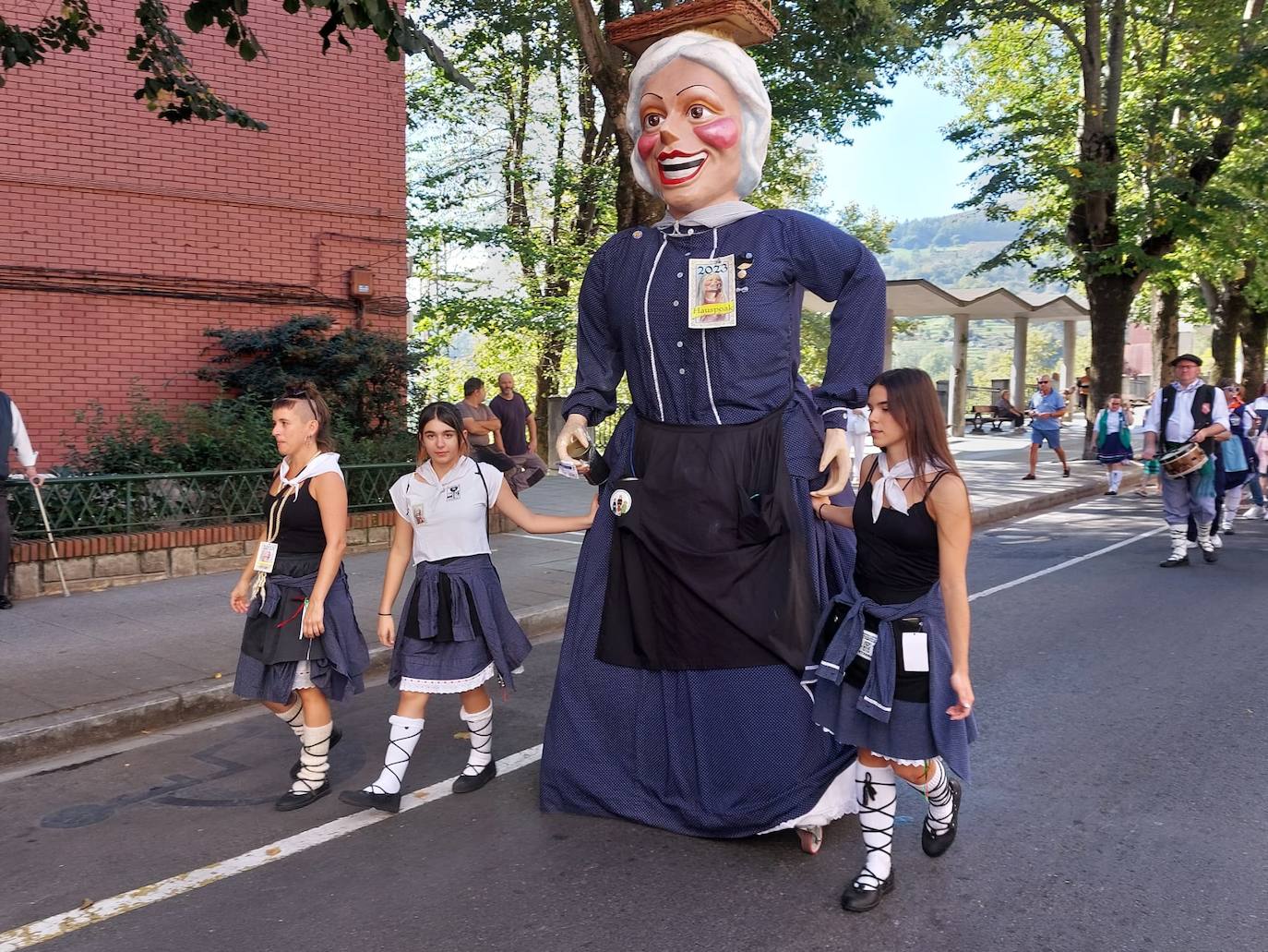 Ofrenda floral a Eskarabilera y Manuela Egiguren en las fiestas de ...