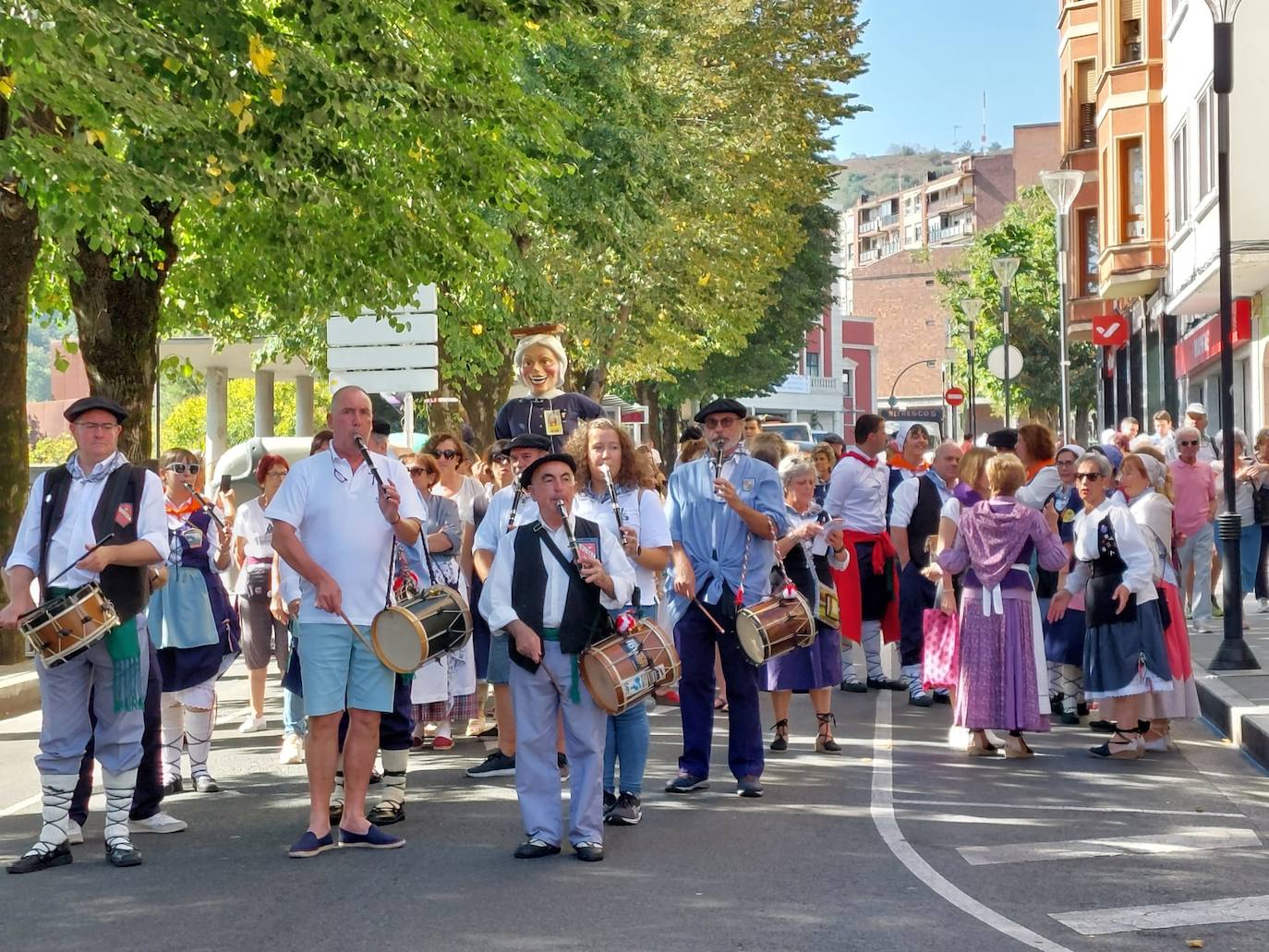 Ofrenda floral a Eskarabilera y Manuela Egiguren en las fiestas de ...