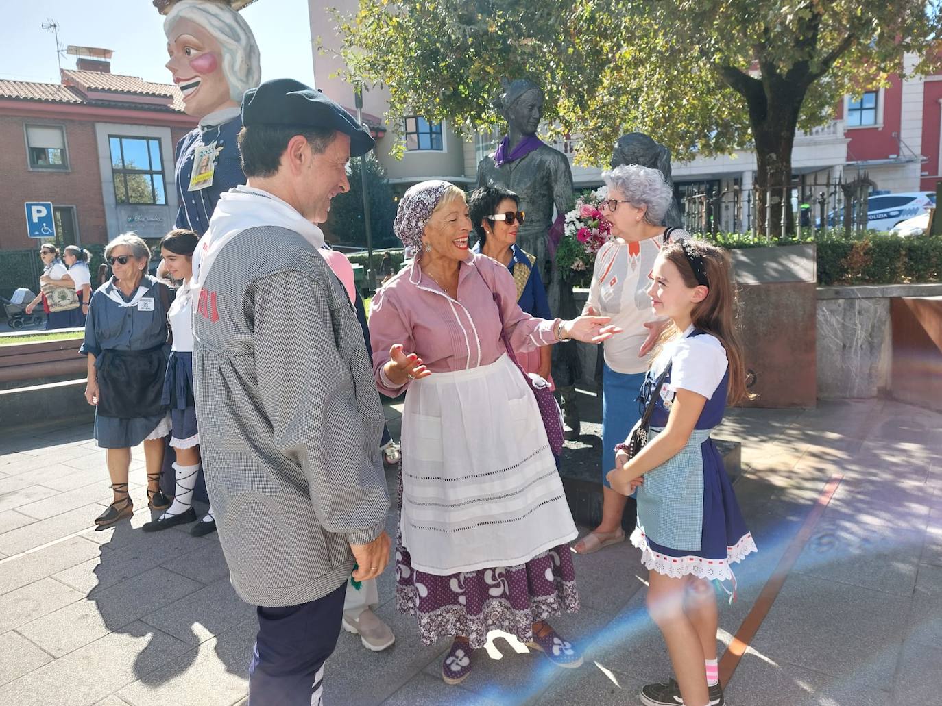 Ofrenda floral a Eskarabilera y Manuela Egiguren en las fiestas de ...