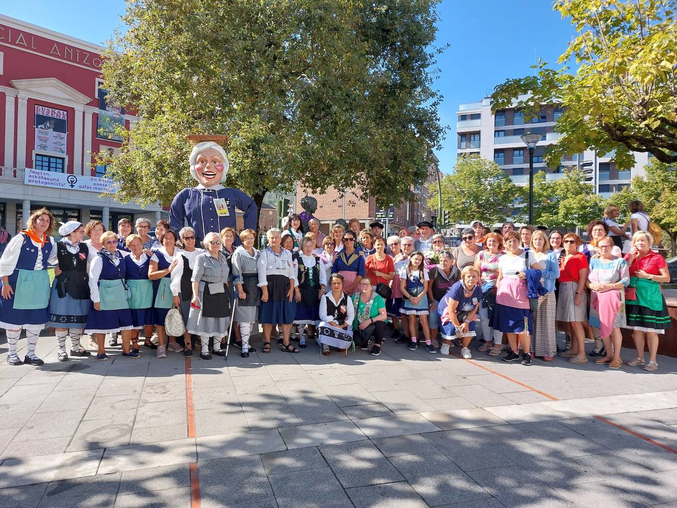 Ofrenda floral a Eskarabilera y Manuela Egiguren en las fiestas de ...