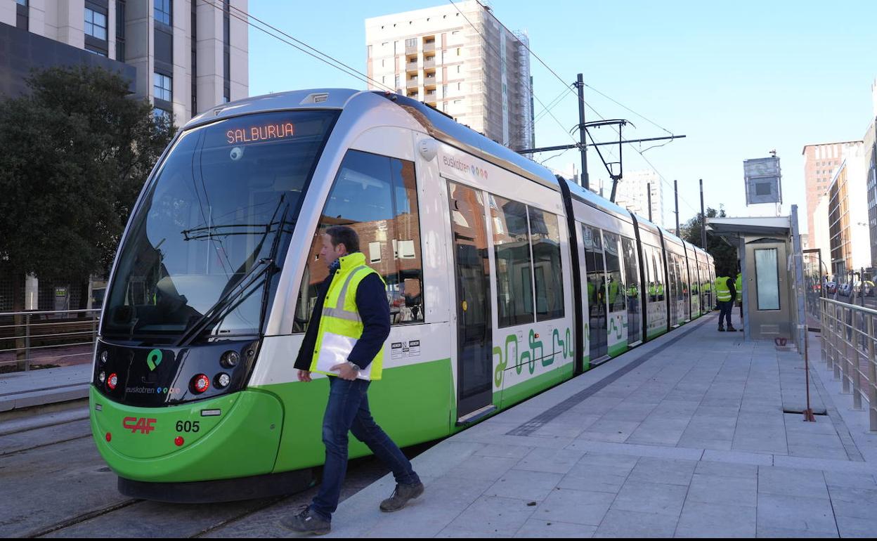 El tranvía de Salburua ya ha iniciado hoy las pruebas | El Correo