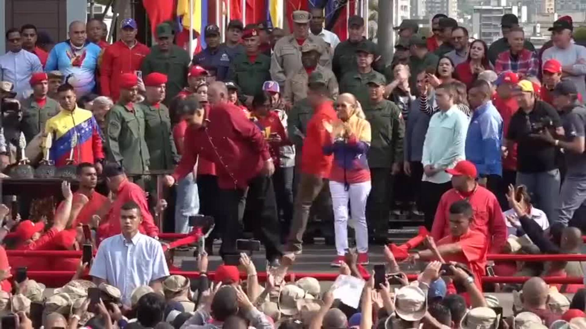 Nicolás Maduro lidera la marcha por el aniversario del golpe de estado ...