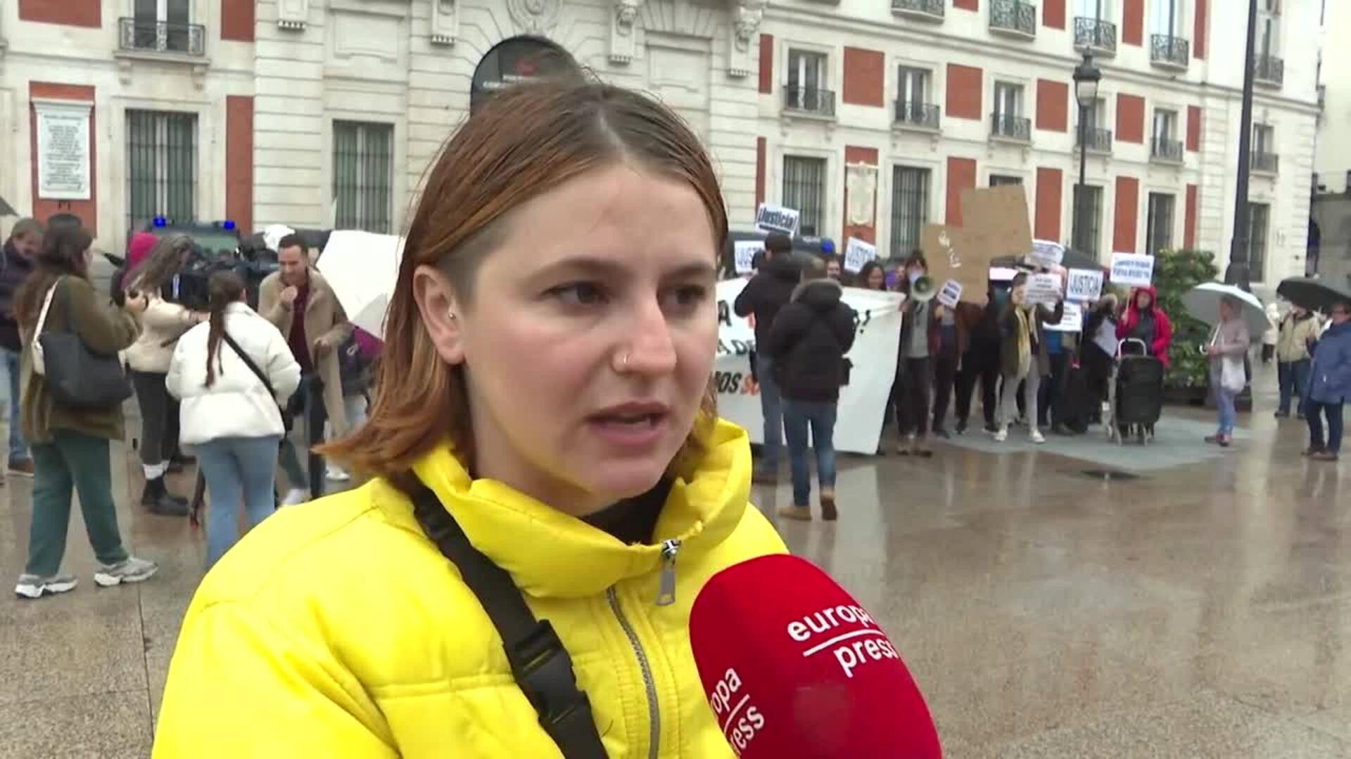 Jóvenes protestan en la Puerta del Sol por la mala gestión del bono ...