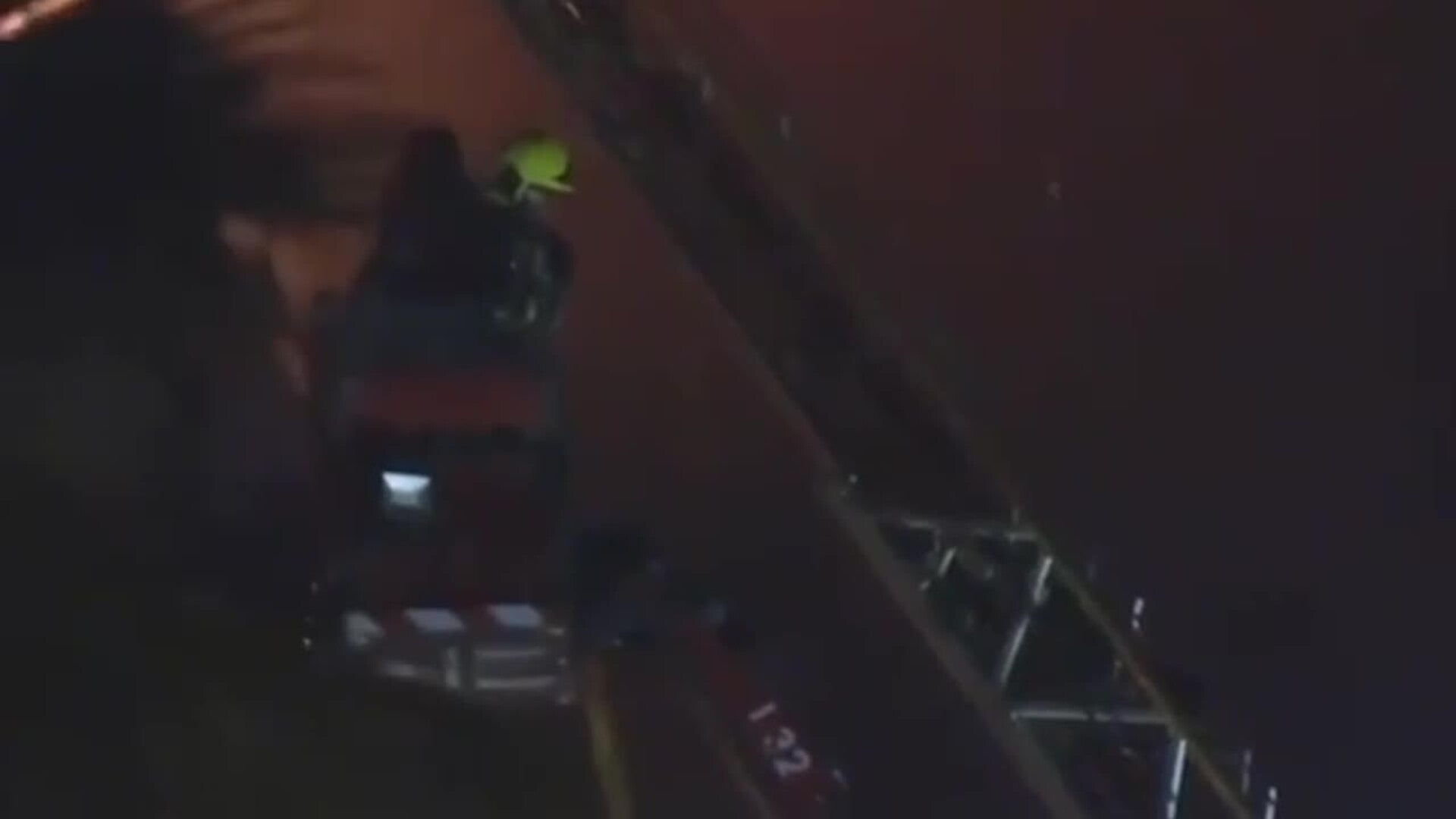 El rescate de los bomberos a dos vecinos atrapados en el gran incendio ...