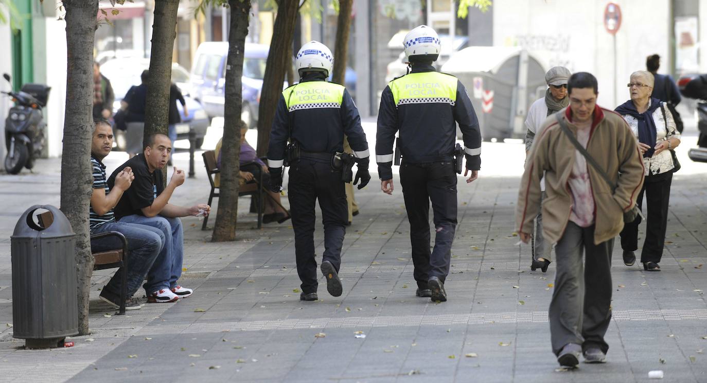 Detenido por agredir a su expareja y amenazar de muerte a su hijo en Vitoria | El Correo