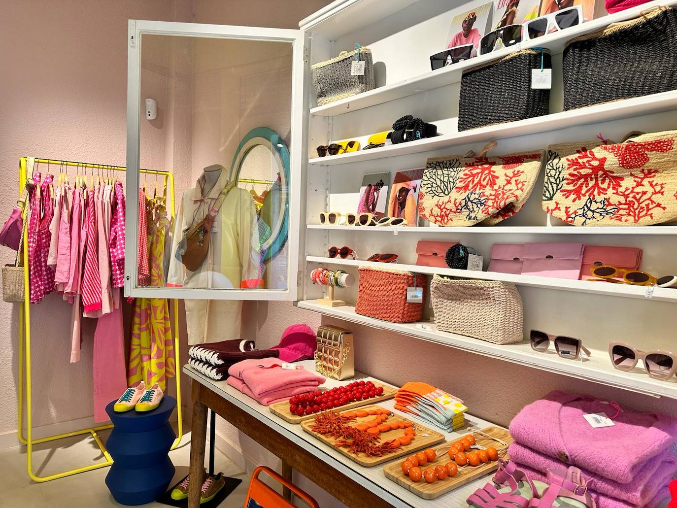 La tienda de ropa colorida y alegre que ha abierto en la Gran Vía de ...