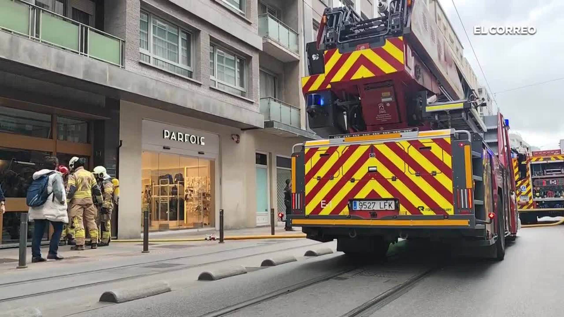 Un incendio en General Álava obliga a desalojar un edificio | El Correo
