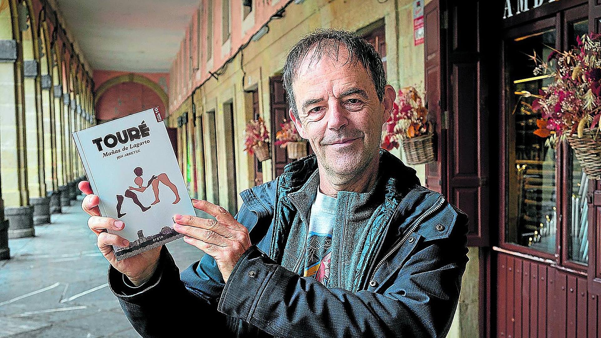 Jon Arretxe regresa con la novela «más divertida» de la saga Touré | El ...