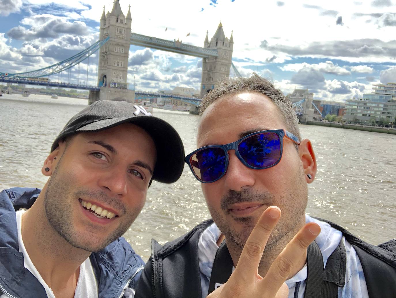 Andoni y Endika, la pareja bilbaína que se ha hecho conocida con sus ...