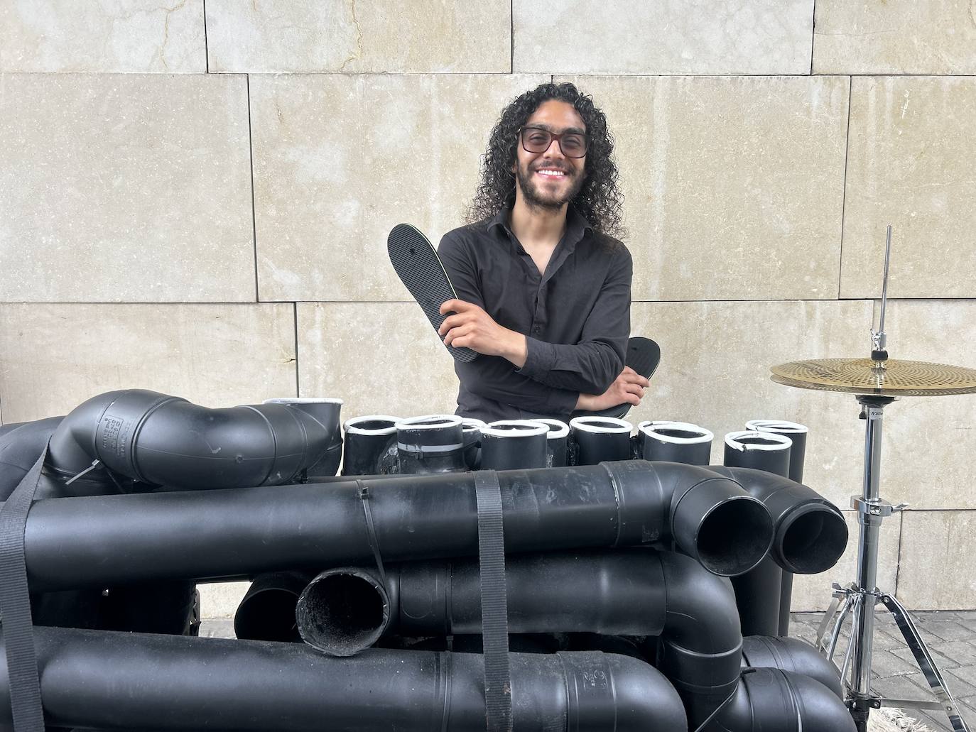 Daniel, el músico que cautiva a los bilbaínos tocando su instrumento de ...