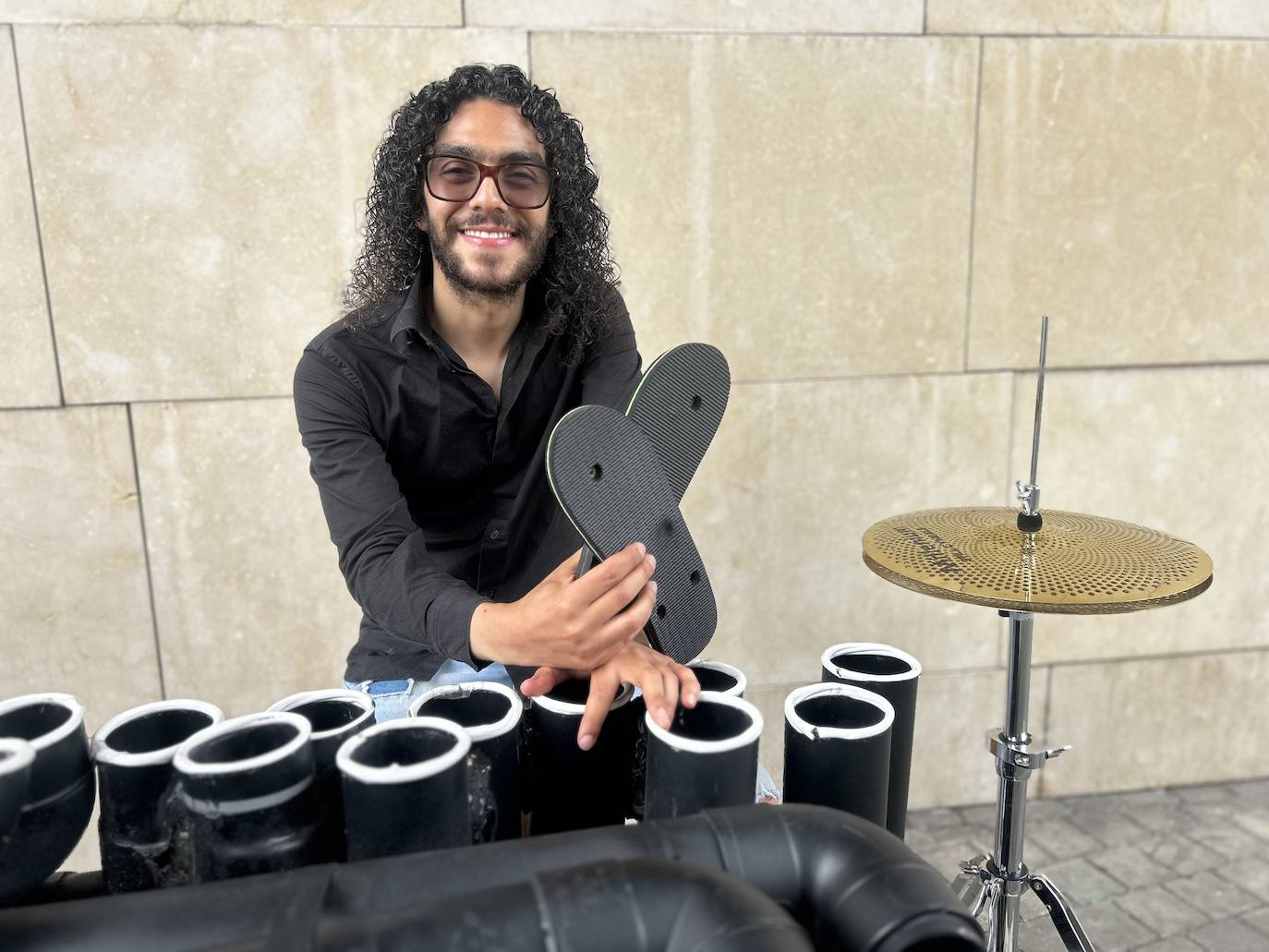 Daniel, el músico que cautiva a los bilbaínos tocando su instrumento de ...