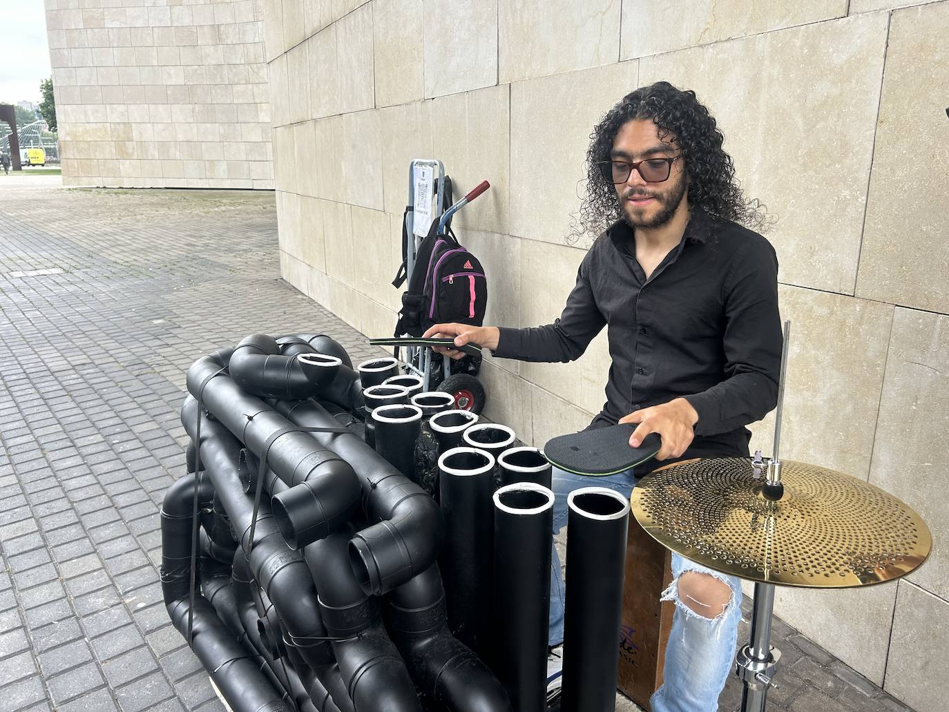 Daniel, el músico que cautiva a los bilbaínos tocando su instrumento de ...