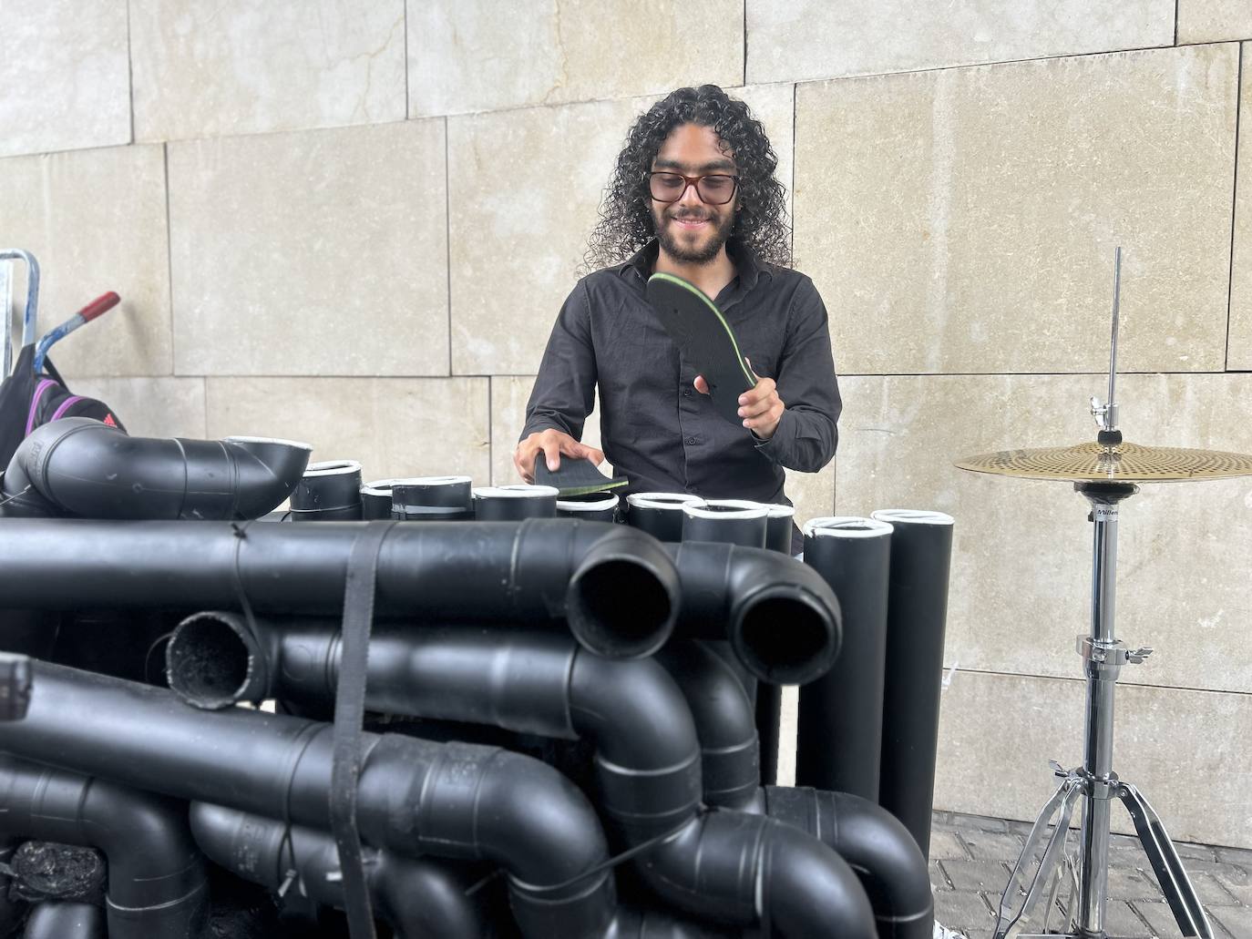 Daniel, el músico que cautiva a los bilbaínos tocando su instrumento de ...