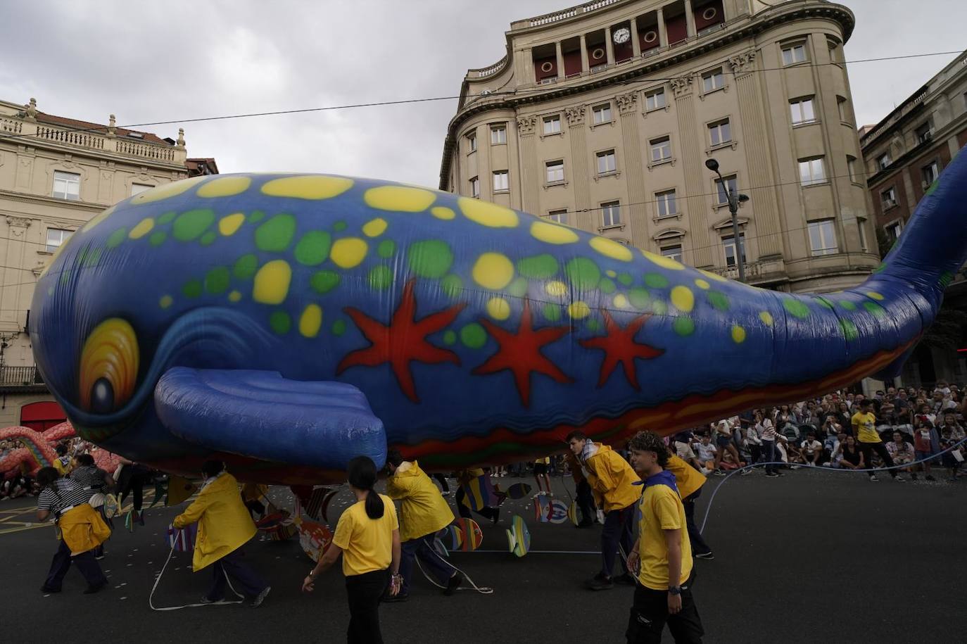 El desfile de la Ballena fascina a pequeños y mayores | El Correo