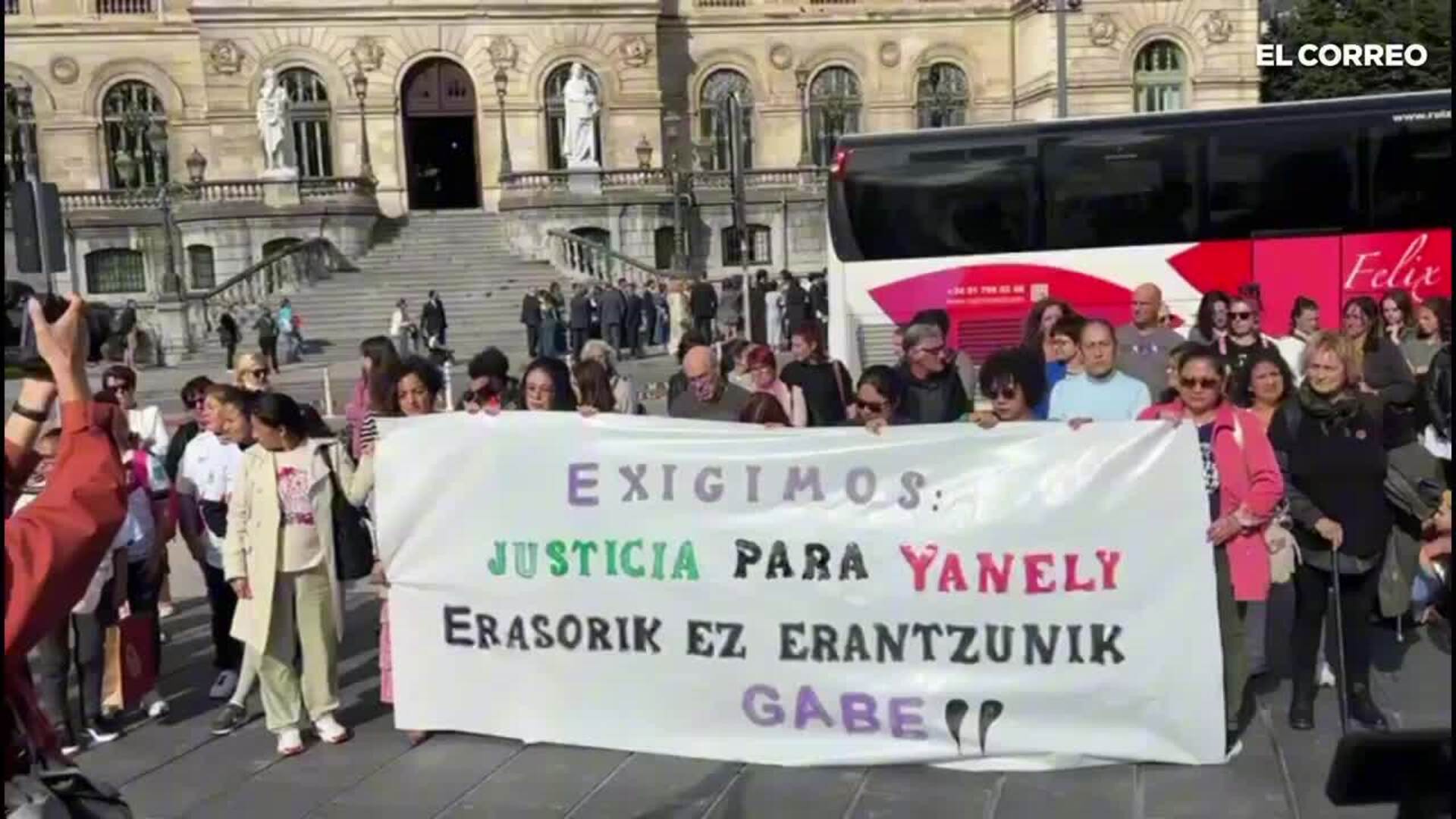 Minuto de silencio por el asesinato de Yanely | El Correo