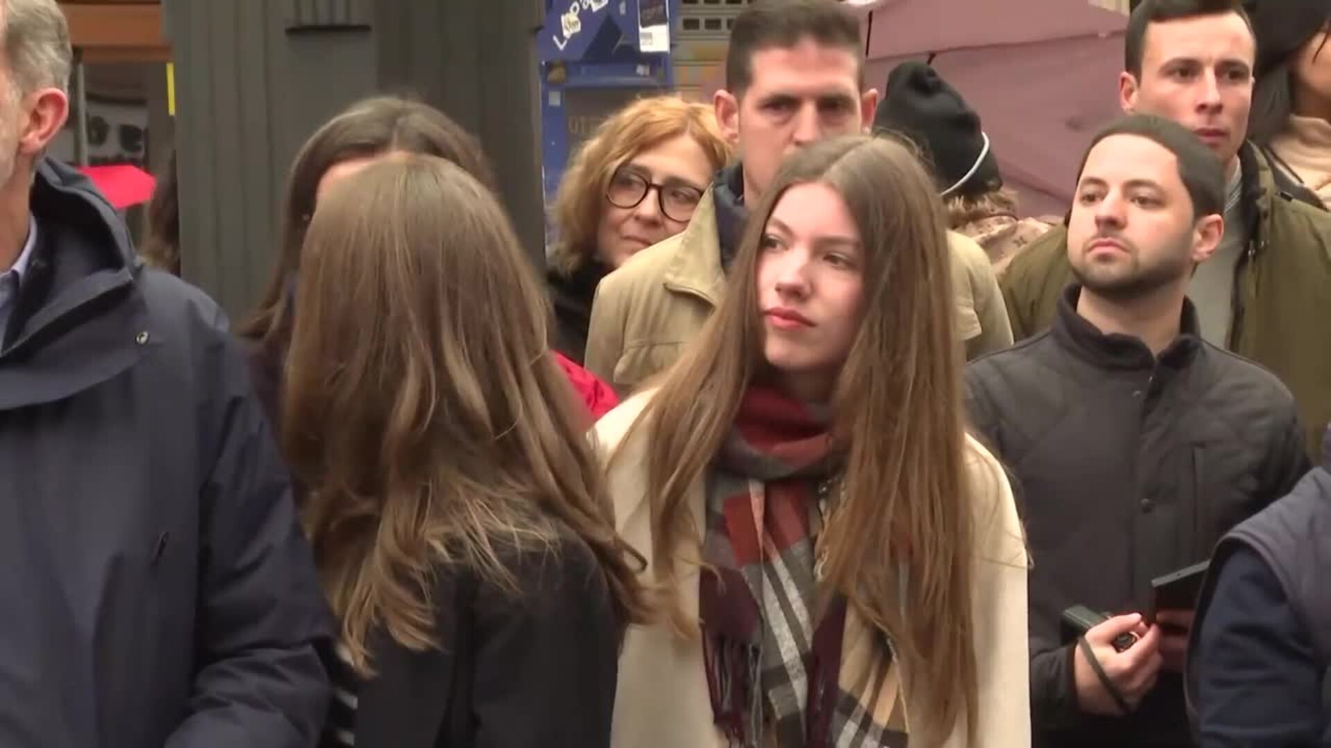 Los Reyes asisten a la procesión de La Soledad en Madrid | El Correo