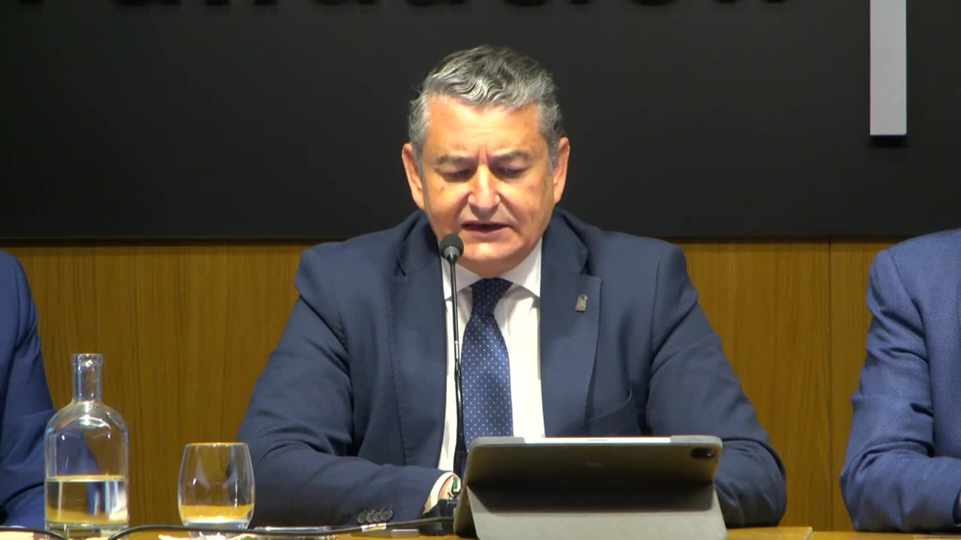 Sanz anima a los jóvenes a no desviarse "de sus ideas y sus sueños ...