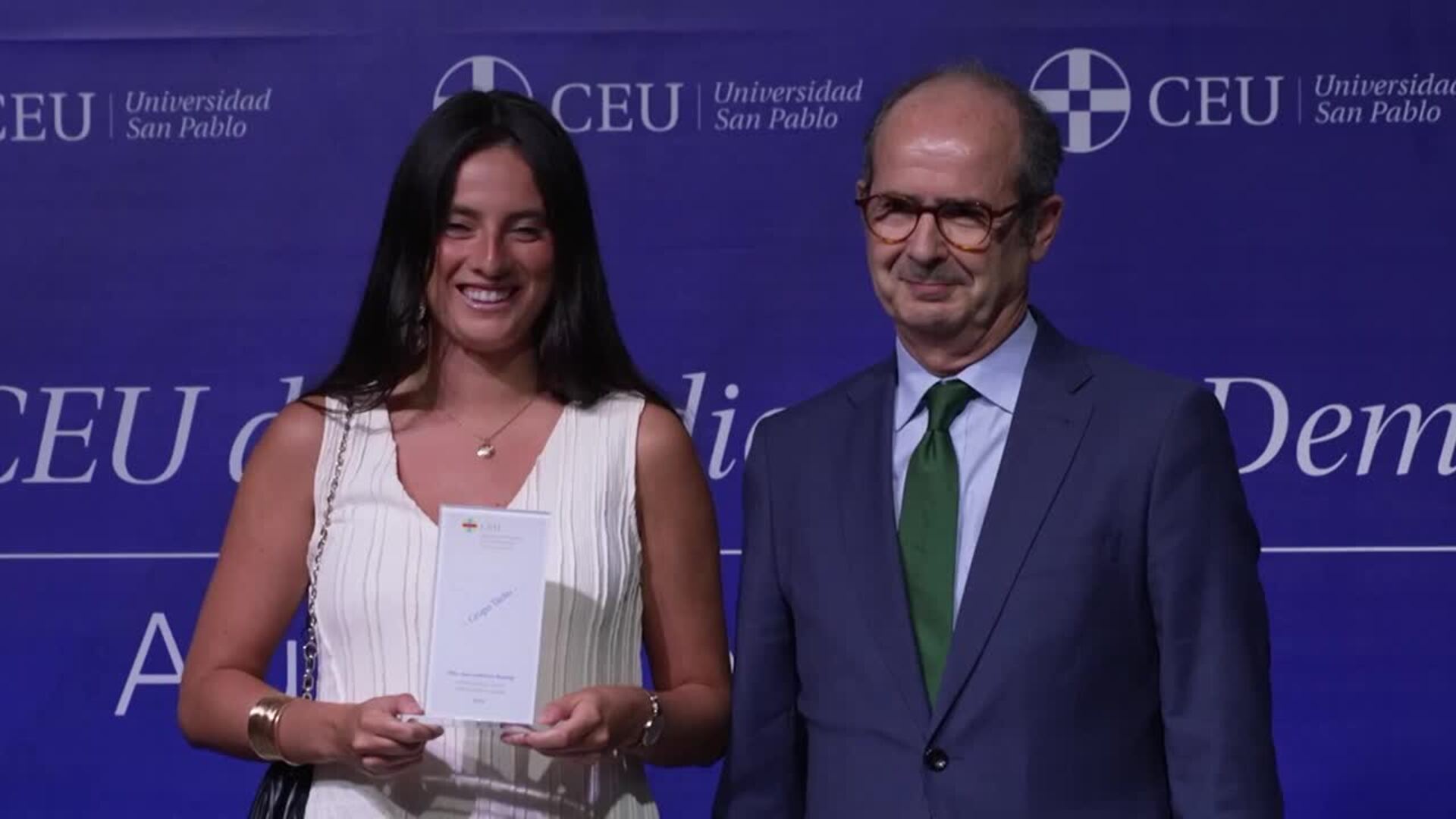 Guerra, Martín Villa, Romay Beccaría y Tamames reciben el Premios al ...