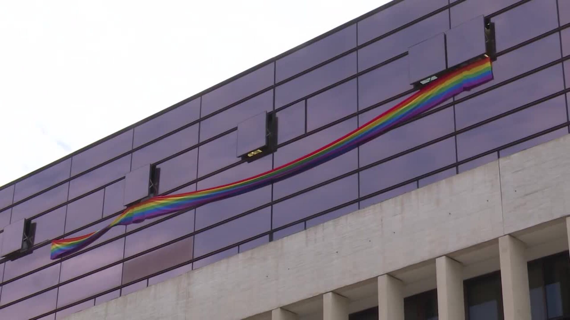 PSOE CyL cuelga la bandera arcoiris en la planta cuarta de las Cortes ...