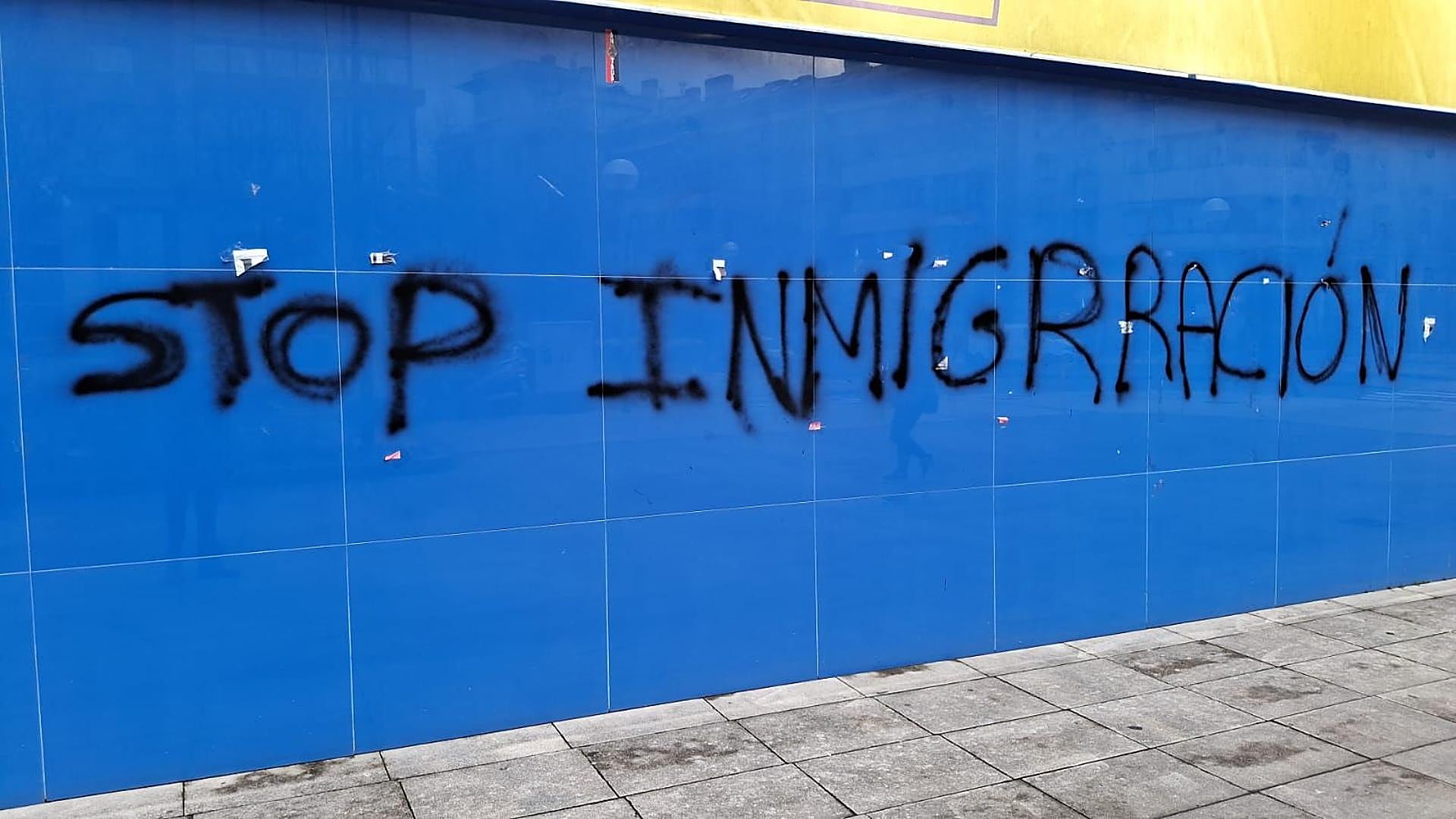 Aparecen pintadas racistas en una oficina de atención a migrantes en ...
