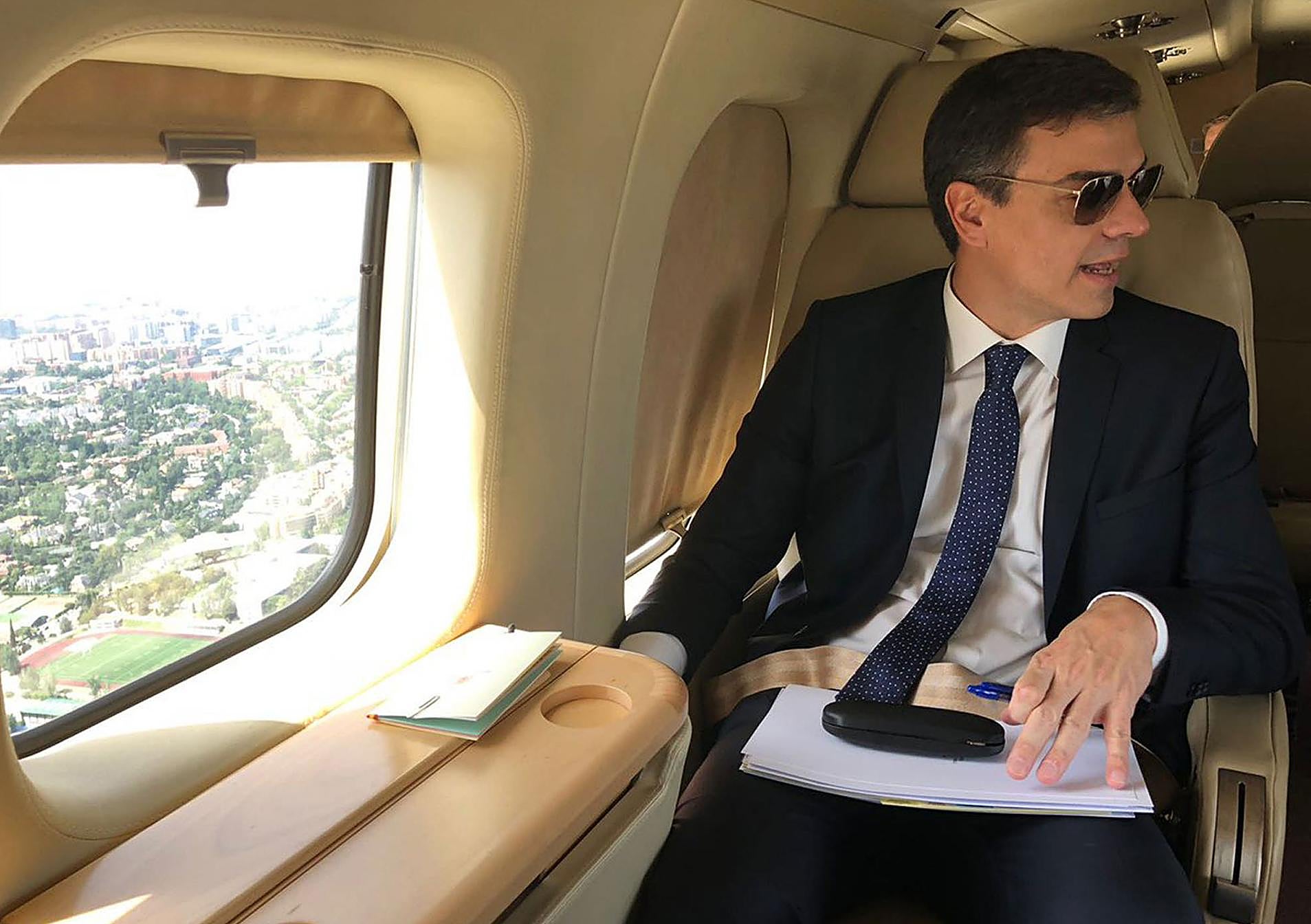El Falcon de Pedro Sánchez, en el aeropuerto de Loiu | El Correo